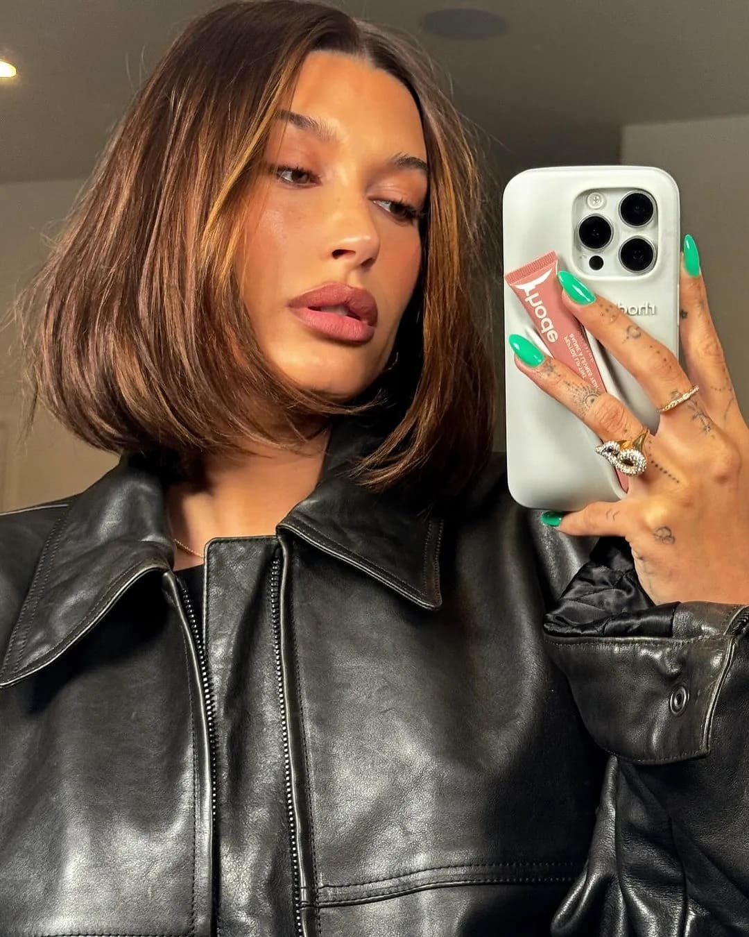 Hailey Bieber lança o corte bob médio que será a tendência de 2026 ...